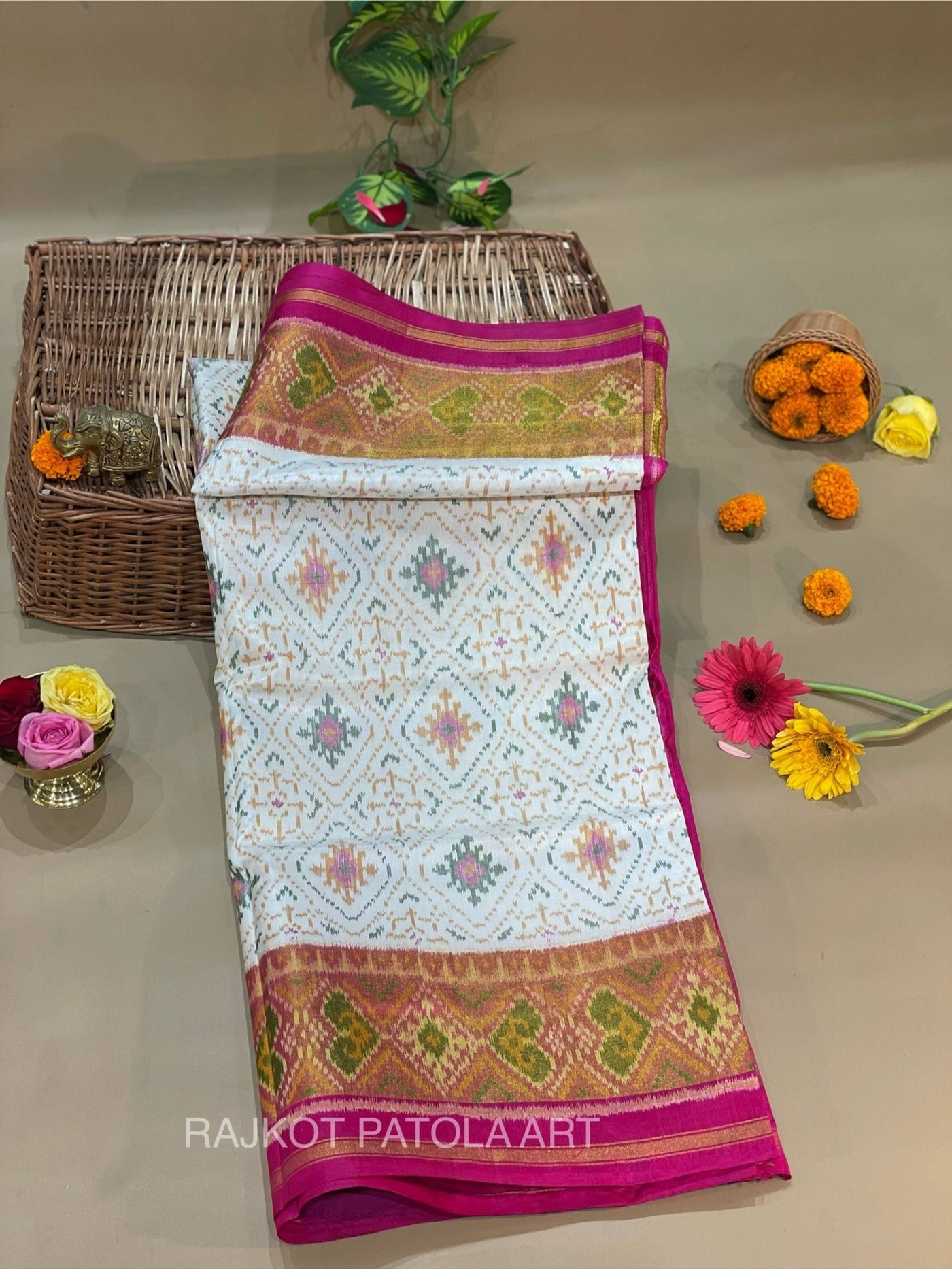 Traditional Chanda-Bhat Design With Border And Pallu Of Selaari Border ...
